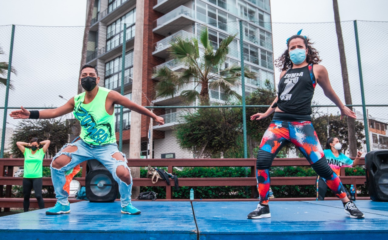 Clases de Zumba familiar a todo ritmo en Miraflores - Municipalidad ...