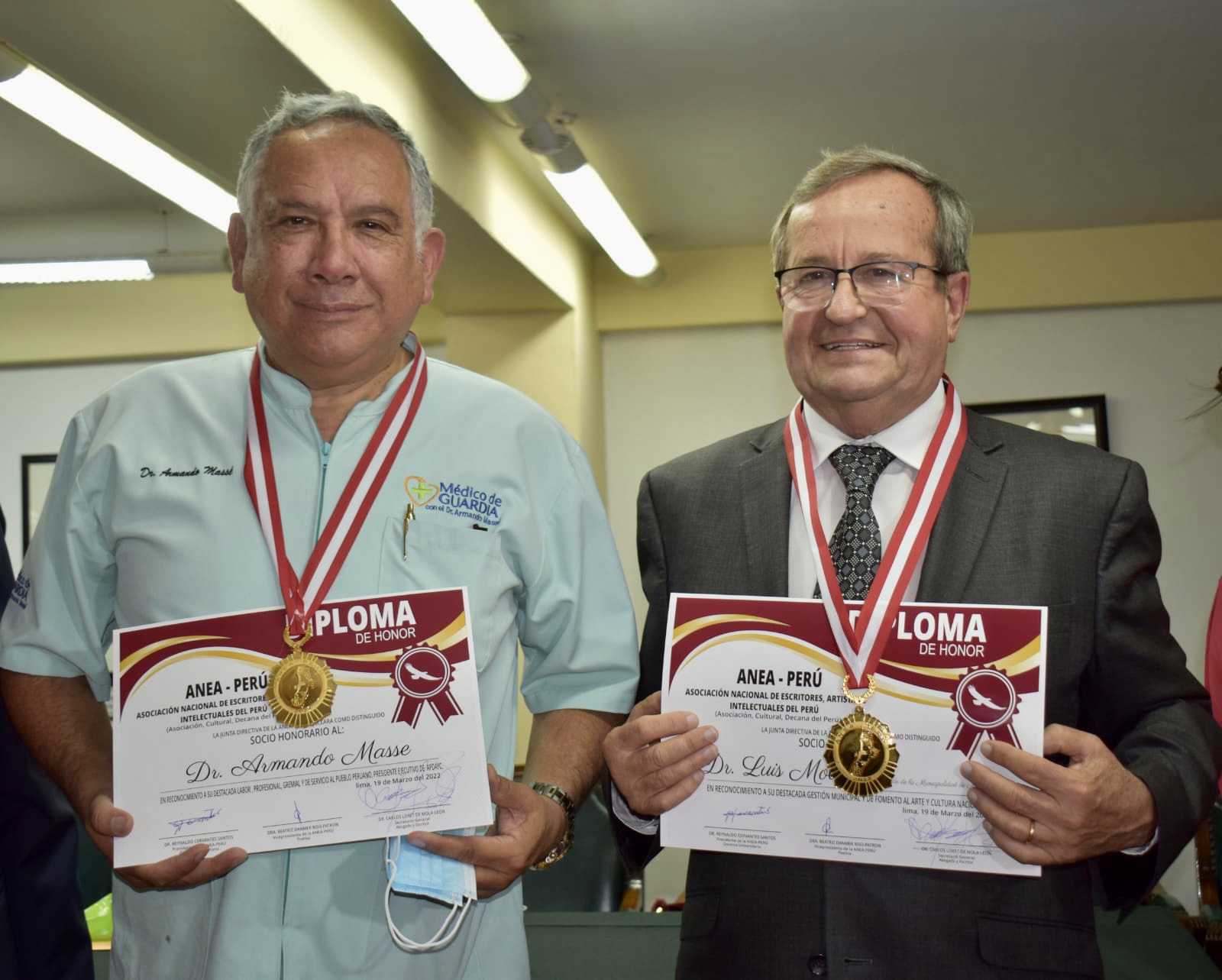 Lucho Molina, alcalde de Miraflores, fue distinguido con medalla ...