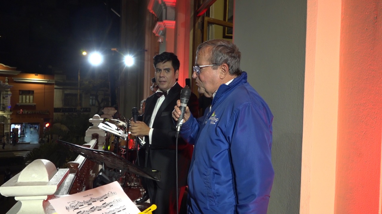 Lucho Molina, alcalde de Miraflores,encabezó la serenata en honor a las ...