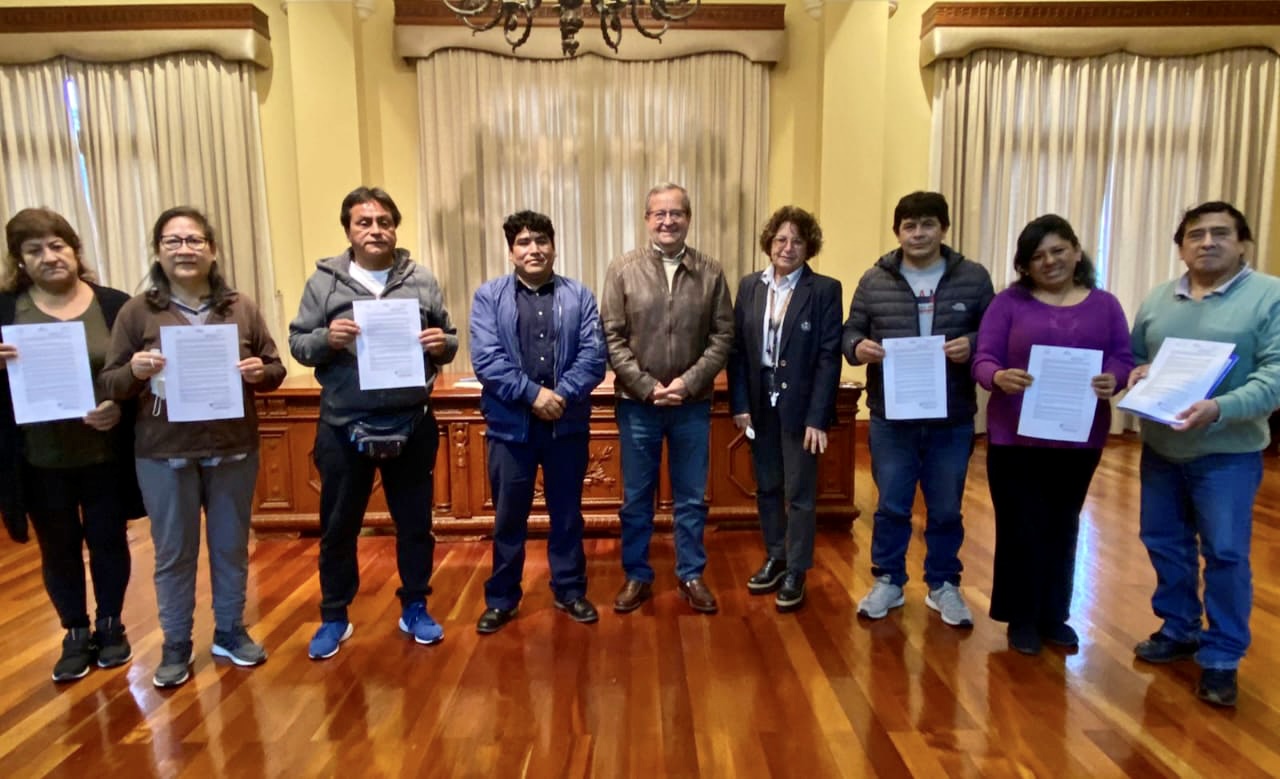 Alcalde de Miraflores Lucho Molina entregó autorizaciones a vendedores ...