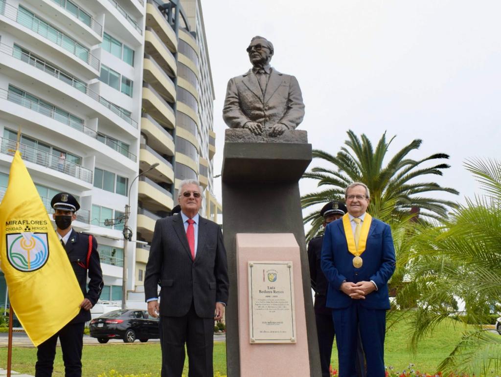 Alcalde de Miraflores Lucho Molina inauguró busto en homenaje a ilustre ...