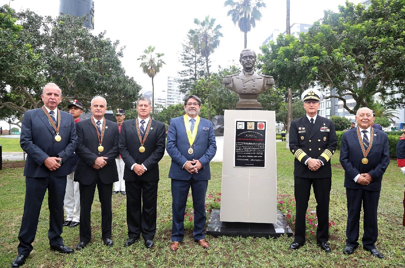 Miraflores presenta busto de héroe Juan Fanning en el Faro de la Marina ...