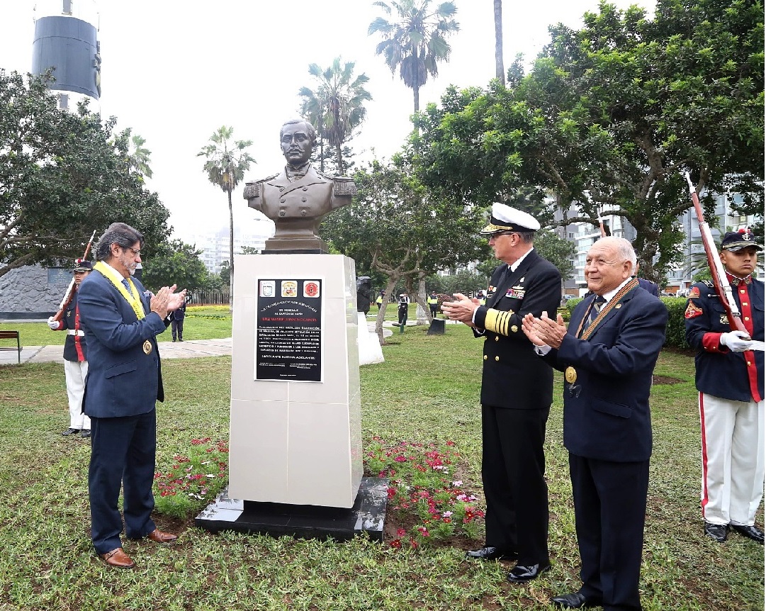 Miraflores presenta busto de héroe Juan Fanning en el Faro de la Marina ...